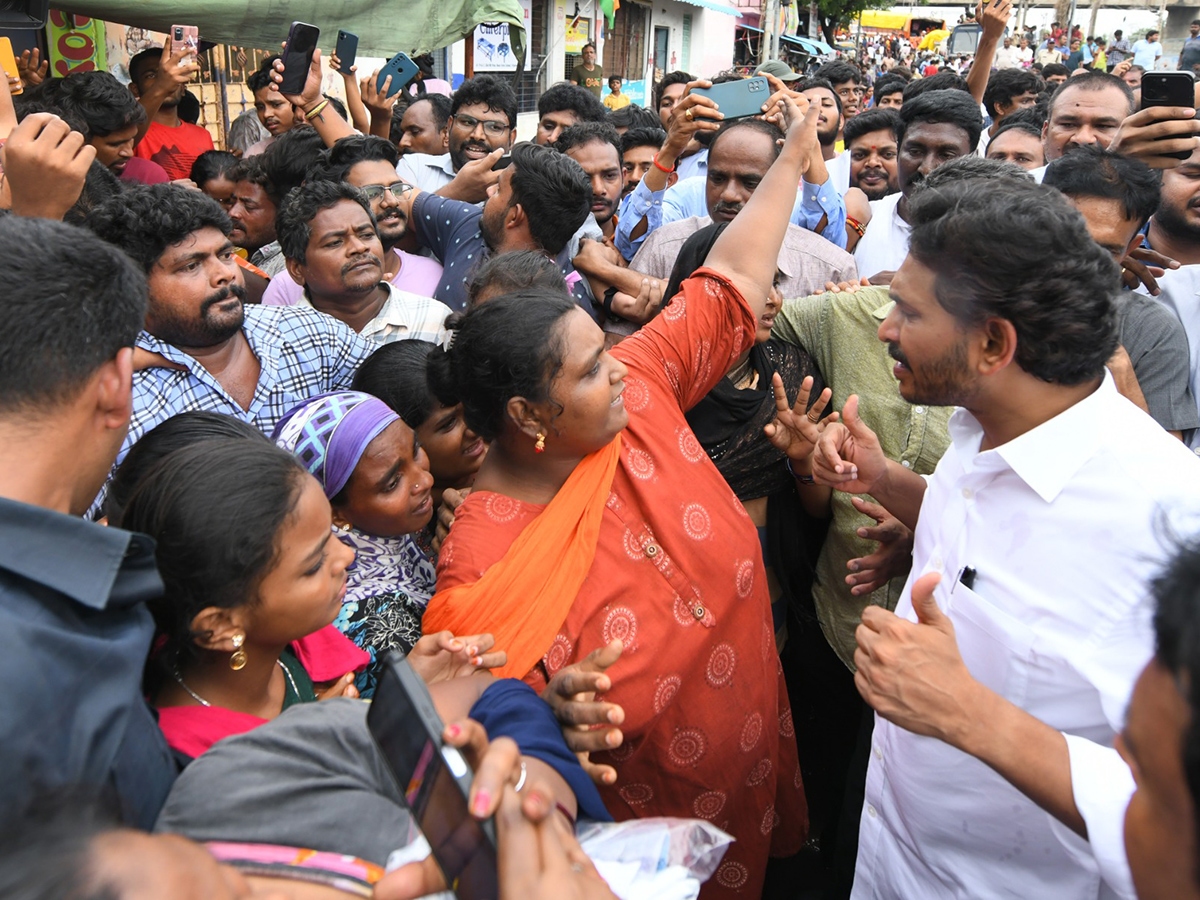 విజయవాడ: వరద బాధితులకు జగన్‌ పరామర్శ | YS Jagan To Visit Vijayawada Flood Affected Areas Today ...